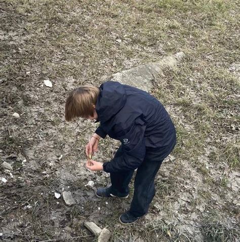 Создать мем окурки на площадке мелкий пацан мальчик Картинки Meme