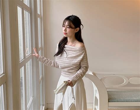 리리앤코 트보루닌 스판 트위드 드레이프 오프숄더 니트 티셔츠 봄티 봄신상 봄룩 데일리룩 트위드니트 여행룩 티셔츠룩 트위드룩