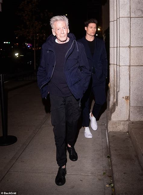 Heartbreaking Moment A Confused Calvin Klein 83 Stumbles In Front Of