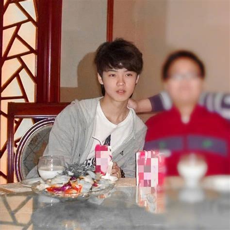 鹿晗素颜旧照曝光 皮肤白嫩五官清秀从小帅到大 搜狐大视野 搜狐新闻