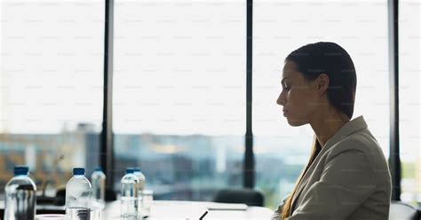 회의실의 테이블에 앉아 메모를 하고 공간을 복사하는 젊은 성공적인 사업가의 백라이트 측면 보기 초상화 사진 Unsplash의 앉아 이미지