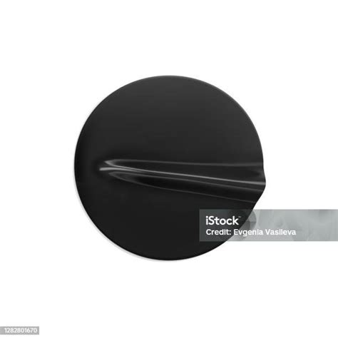 검은 색 붙어 둥근 구겨진 스티커 모형 접착 블랙 페이퍼 또는 흰색 배경에 주름이 있는 접착제가 있는 플라스틱 스티커 라벨 레이블 또는 가격 태그의 빈 템플릿입니다 3d