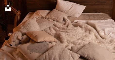 빨간색과 검은색 줄무늬 긴팔 셔츠와 파란색 데님 청바지를 입은 남자가 침대에서 뛰어 사진 Unsplash의 무료 키예프 이미지