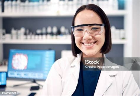 제약 아시아 및 과학 여성은 기술 혁신 연구 비전 및 실험실의 전문 지식을 가진 초상화입니다 컴퓨터 화면 실험실 장비를 입은 과학자 및 화학 의료 노동자 과학자에 대한 스톡