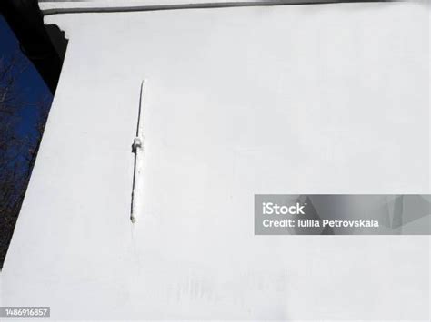 금속 브래킷으로 벽돌 벽을 스크 리드하십시오 벽을 쌓고 강화하는 고대 기술 교회 정면 하얗게 칠해진 벽 Sremska