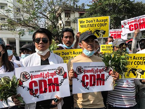 Dvb ဗဟိုဘဏ် ရန်ကုန်ဘဏ်ခွဲရှေ့ တင့်ကားနှင့် လက်နက်ကိုင်တပ်ဖွဲ့များ လုံခြုံရေးယူထား‌ ဓာတ်ပုံ