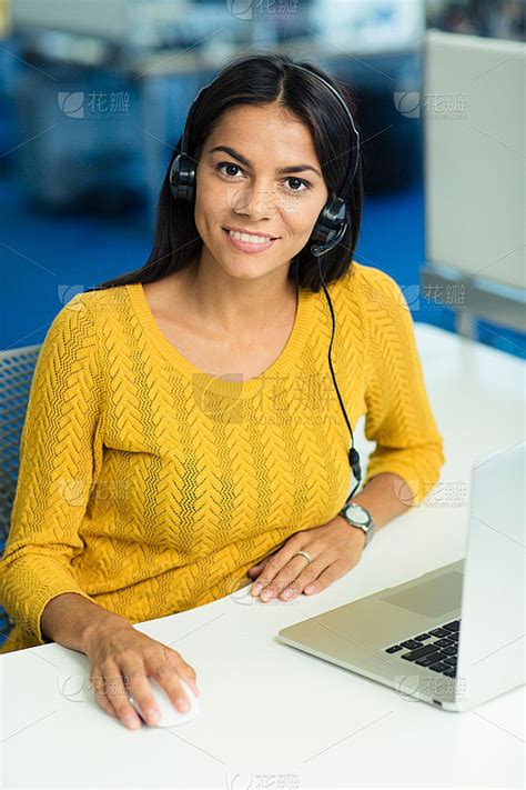 女商人戴着耳机坐在工作场所