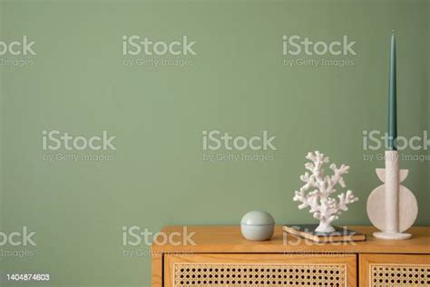 등나무 Commode 현대적인 가정 장식 및 개인 액세서리와 창조적 인 침실 인테리어 구성 유칼립투스 녹색 벽 템플렛 공간을