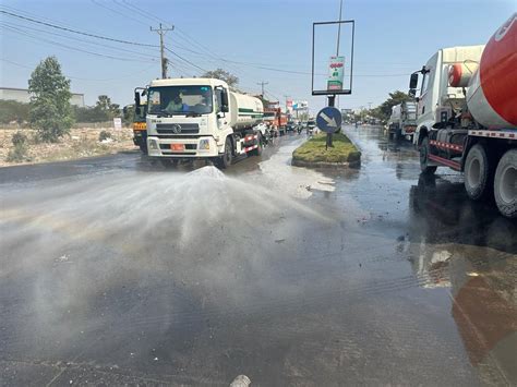 រថយន្តដឹកសំរាមកំពប់ហូរប្រេងខ្លាញ់ពីរថយន្តពេញលើផ្លូវលេខ២១៧