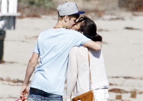 Xyber Bites Justin Bieber And Selena Gomez Kissing Again On Beach