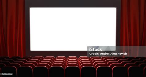 영화관 흰색 스크린이있는 영화관 빨간 커튼 및 좌석 행 밝은 빈 스크린과 의자 뒷면이있는 어두운 영화관 강당의 사실적인 인테리어 영화의 초연 영화관에 대한 스톡 사진 및