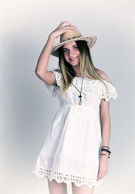 Красивая молодая женщина в платье шнурка и белой ковбойской шляпе