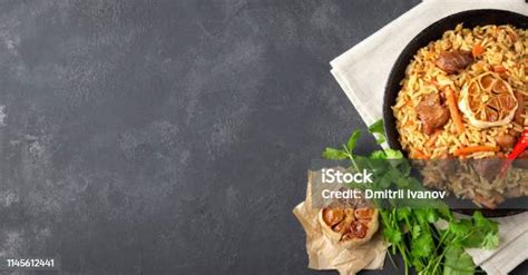 동양 요리 우즈 벡 필라프 나 무 쇠 냄비의 쌀과 고기에서 나오는 Plov 건강한 식생활에 대한 스톡 사진 및 기타 이미지 건강한 식생활 고기 고수 Istock