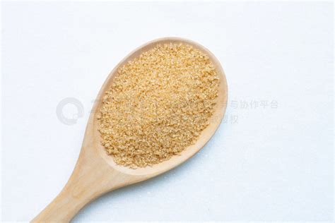 白色高清图片 在白色砂糖上加红糖的木勺顶视图 风景名胜免费下载 jpg格式 5472像素 编号42812080 千图网
