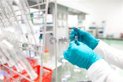 从事化学实验室药物开发领域科学研究的女研究员高清图片下载 正版图片506570195 摄图网