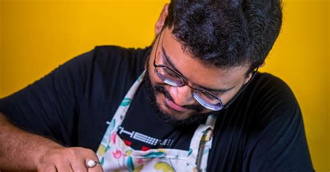 가정 요리 계란 계란 요리 계란과 국수 국수 남자 노란 벽 노란색 배경 다채로운 주방 독학으로 요리하는 요리사 라이프스타일 미식가 보울 본인 사랑해