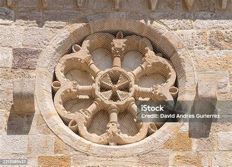 스페인 사모라에있는 산 후안 바우 티스타 의 로마네스크 양식의 교회 남쪽 정면에있는 장미 창문의 세부 사항 0명에 대한 스톡 사진 및 기타 이미지 Istock