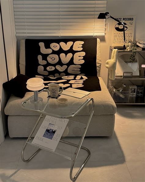 우윳빛깔 밀키홈🥛 러그를 서재 겸 다이닝룸으로 옮겨 봤는데 의자 밑으로 폭신해져서 좋다🤍 러그 리튼러그 레이어러그 Instagram