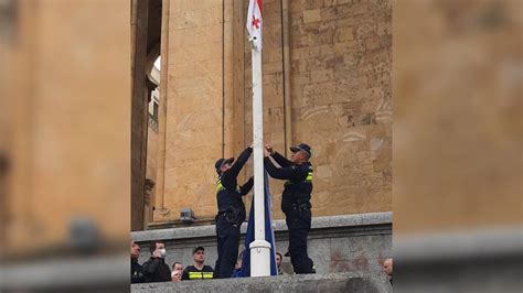 პარლამენტთან ევროკავშირის დროშა პოლიციამ აღმართა Metronome Ge