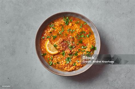 콘크리트 테이블 상단에 회색 접시에 파슬리와 레몬 레드 렌즈 콩 토마토 수프 채식 요리 수프에 대한 스톡 사진 및 기타 이미지 수프 렌즈콩 아라빅 양식 Istock