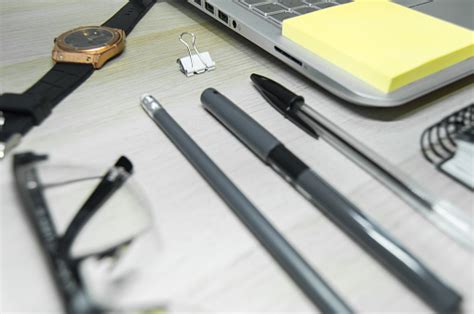 손목시계 안경 펜 노트북 포스트it 클립 및 노트북이 있는 작업용 책상 0명에 대한 스톡 사진 및 기타 이미지 0명 검은색 금융 Istock