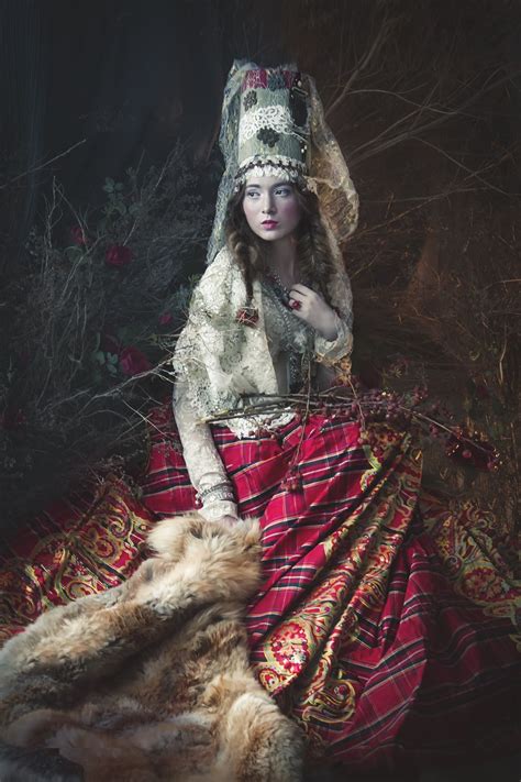 Девушка в русском костюме Fur Coat Fashion Fur