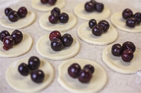 사 워 체리와 설탕달콤한만 두 큰 나무 절단 보드에 준비 하는 동안 우크라이나 요리 접시 Varenyky 체리와만 두의 준비 0명에 대한 스톡 사진 및 기타 이미지 Istock