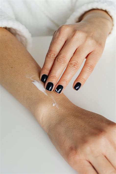 개인 관리 건강 네일아트 라이프스타일 로션 매니큐어 모이스처라이저 바디 케어 바르는 보습 뷰티 루틴 뷰티