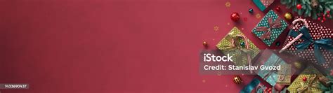 크리스마스 배경 사탕 지팡이 화려한 공 포장 된 선물 화환 및 붉은 표면에 반짝이는 눈송이가있는 넓은 구성 즐거운 축제 분위기 새해 복 많이 받으세요 3d 렌더링 포장지에
