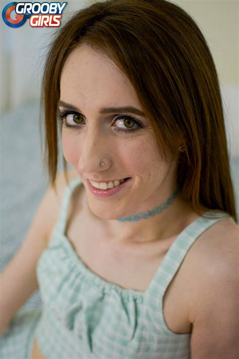 Сексуальная транссексуалка обнажает свой изогнутый член и мастурбирует