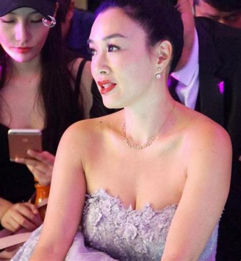 47歲鍾麗緹穿抹胸裙亮相，真實身材嚇人，35歲張倫碩太幸福了 每日頭條