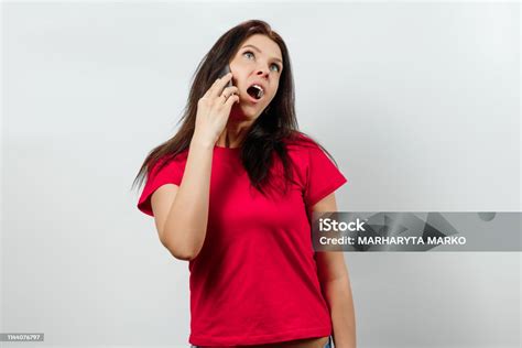 젊은 전화에 재미 아름 다운 여자 밝은 배경에 고립 다른 인간의 감정 얼굴 표정 태도 인식 신체 언어 반응의 감정 경외감에 대한 스톡 사진 및 기타 이미지 Istock