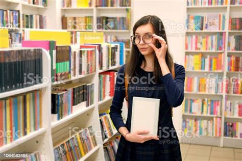 젊은 여자 입고 안경이 게에서 책을 들고 서 점에서 선택 하는 여자 서점에 대한 스톡 사진 및 기타 이미지 서점 검색 고름 Istock