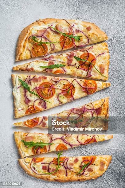 크림 치즈 베이컨 토마토 양파를 곁들인 프렌치 타르트 플램비 알자스 지역의 플라밍쿠헨 흰색 배경입니다 위쪽 보기 검은색에 대한 스톡 사진 및 기타 이미지 Istock