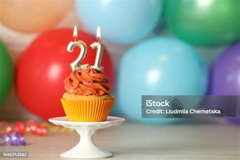 21 번째 생일 성인 파티 나무 테이블에 숫자 모양의 양초가 있는 맛있는 컵케이크 텍스트를 위한 공간 0명에 대한 스톡 사진 및 기타 이미지 Istock