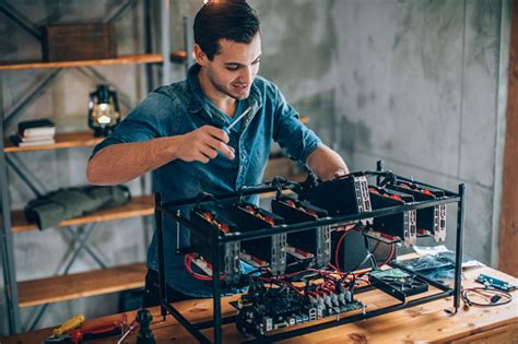 Programmer Muda Mengkonfigurasi Rig Untuk Penambangan Foto Stok Unduh Gambar Sekarang Istock