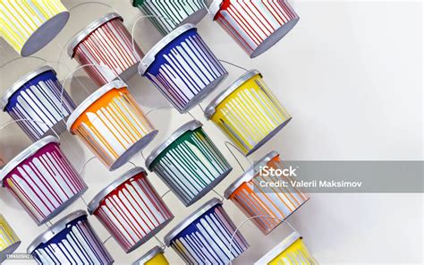 페인트에서 여러 가지 빛깔의 물방울캔 페인트 양동이에 떨어뜨리고 흘립니다 0명에 대한 스톡 사진 및 기타 이미지 0명 실내 아이디어 Istock