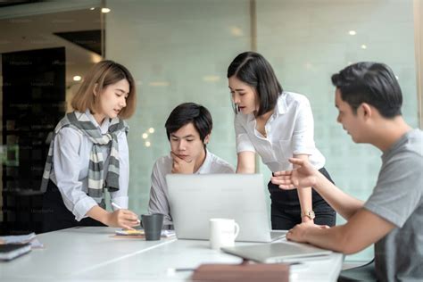 새로운 사업을 시작하는 회의에서 브레인스토밍하는 젊은 사업가 그룹 사진 Unsplash의 실내 이미지