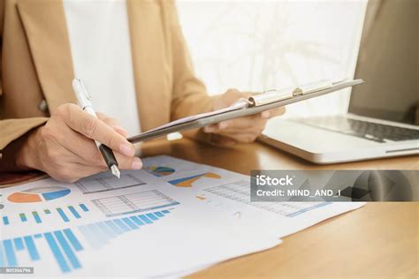 비즈니스 개념입니다 차트 및 그래프를 보여주는 그들의 성공적인 팀워크의 결과 논의 하는 비즈니스 사람 경영자에 대한 스톡 사진 및 기타 이미지 Istock