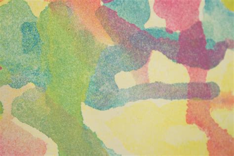 여러 가지 색깔의 수채화 얼룩 추상적인 배경으로 종이에 수채화가 튀어 나옵니다 그라데이션의 녹색 노란색 파란색 주황색 및 분홍색 음영 날씨에 대한 스톡 사진 및 기타 이미지