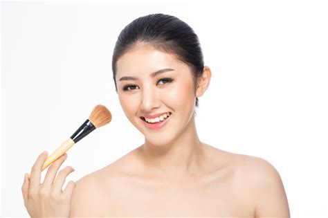 깨끗 한 신선한 피부와 아름 다운 젊은 아시아 여자 짧은 머리입니다 얼굴 관리 얼굴 치료 화장품 아름다움과 건강한 피부와 화장품 아이디어 개념 갈색 머리에 대한 스톡 사진