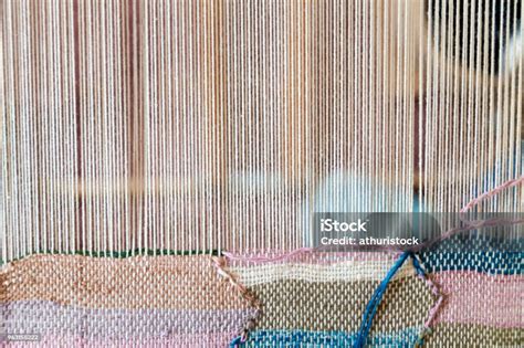 닫기 최대의 화이트 리넨 길 쌈 기계에 태국 전통 리넨 직접 만든 리넨 섬유 직조 베틀 0명에 대한 스톡 사진 및 기타 이미지 0명 고대의 곤충 Istock