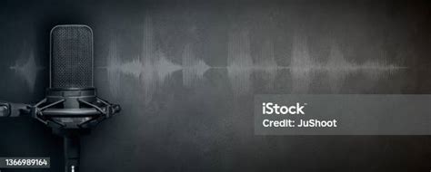 콘크리트 벽 배경에 오디오 파형 스튜디오 마이크 복사 공간이 있는 팟캐스트 또는 브로드캐스트 배너입니다 마이크에 대한 스톡 사진 및 기타 이미지 Istock