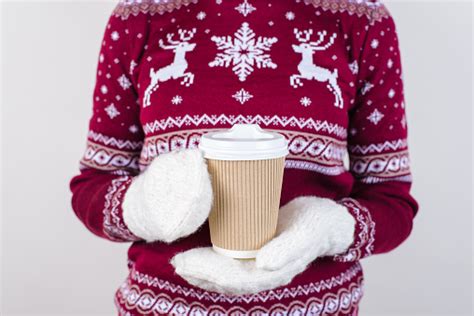 솜 털 장갑 절연된 회색 배경 복사 공간에 하얀 모자와 갈색 골 판지 판지 질감된 컵을 들고 흥분된 여자의 사진 가까이 잘리지 마시기에 대한 스톡 사진 및 기타 이미지