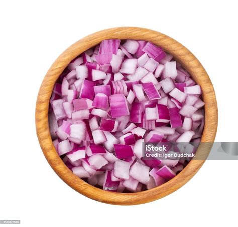 흰색 배경에 고립 된 나무 그릇에 잘게 잘린 붉은 양파 상단 전망 0명에 대한 스톡 사진 및 기타 이미지 0명 건강한
