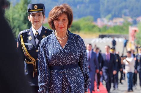 Сиљановска Давкова положи свежо цвеќе на гробот на Никола Карев