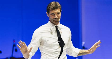 Stefano De Martino Conferma Lamore Con Caroline Tronelli Il Tempo