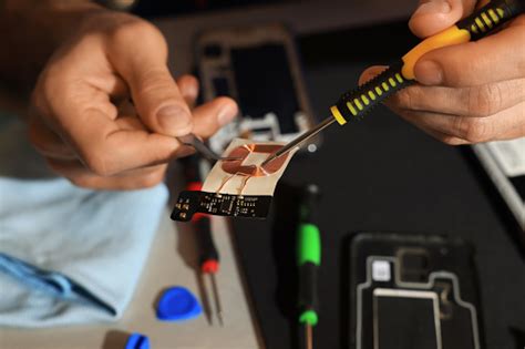 테이블에서 깨진 스마트 폰을 수리하는 기술자 클로즈업 기술자에 대한 스톡 사진 및 기타 이미지 기술자 깨짐 나사돌리개