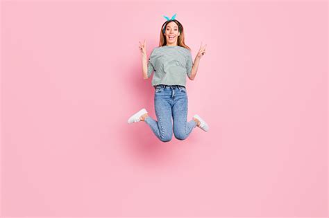 그녀의 전체 길이 몸 크기보기 그녀의 좋은 매력적인 매력적인 쾌활한 쾌활한 쾌활한 어리석은 직선 머리 소녀 데 재미 보여주는 이중 V기호 바보 가 분리 위에 고립 된 배경