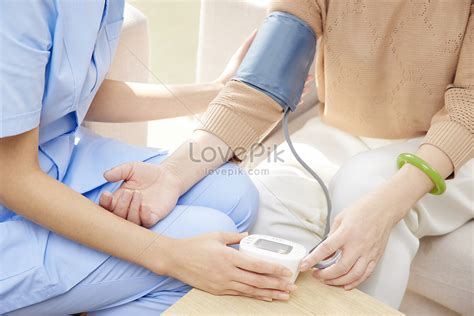 노인 환자의 혈압을 측정하는 간호사 사진 무료 다운로드 Lovepik